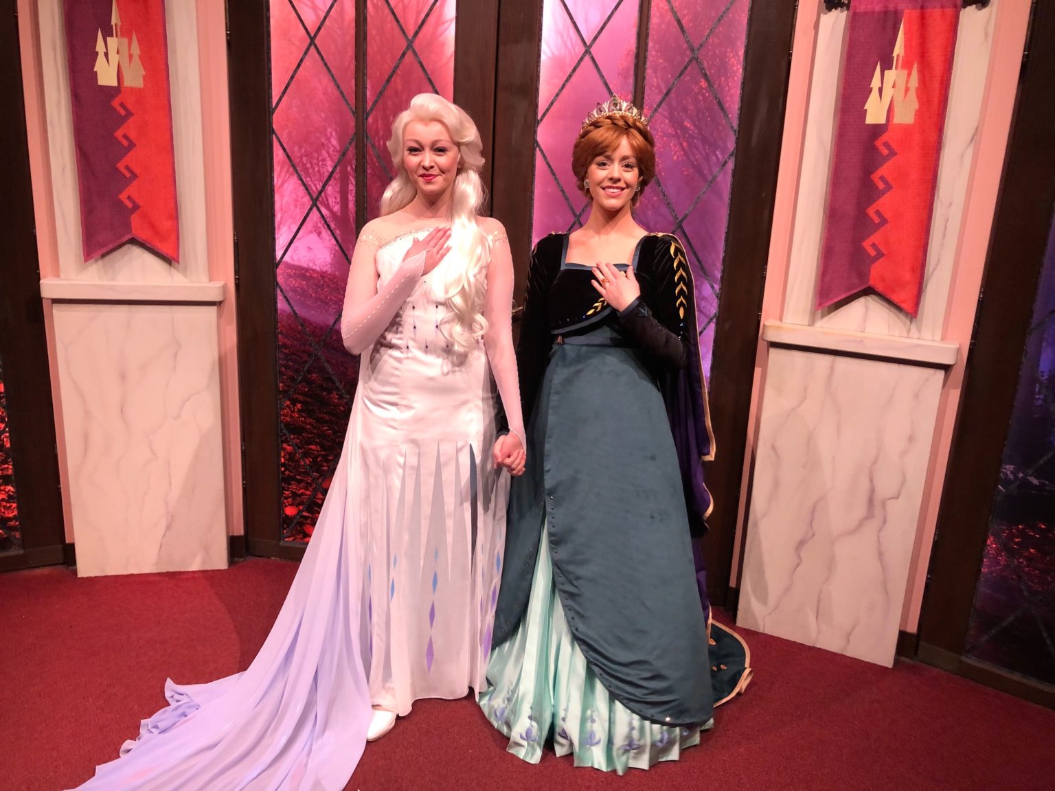 Photos Anna And Elsa Debut New “frozen 2” Costumes At Character Close