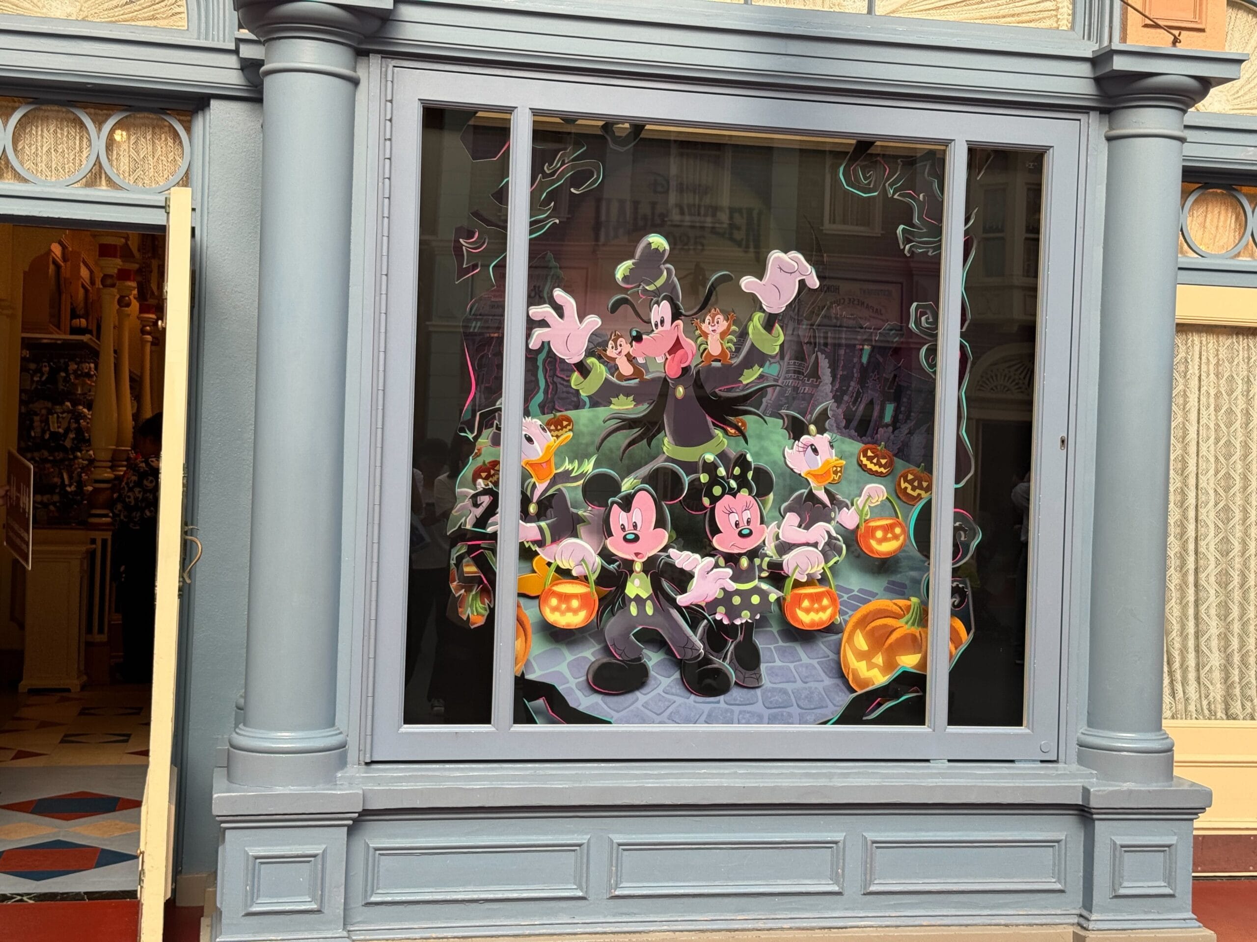 Ghostly Halloween Decor Arrives at Tokyo Disney Resort - Disney by Mark