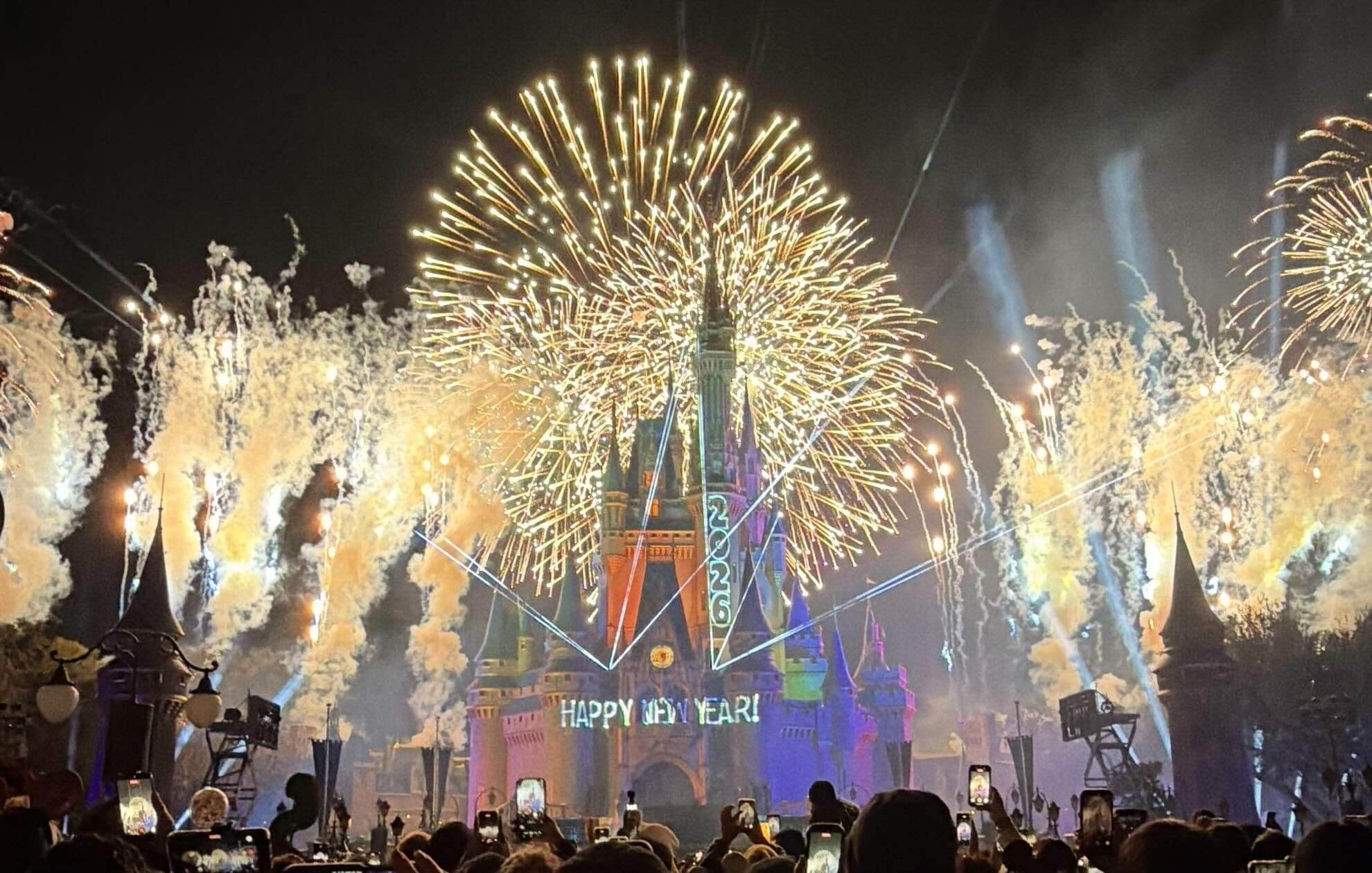 Full Video of 2026 New Year's Eve Fantasy in the Sky Fireworks at Magic ...