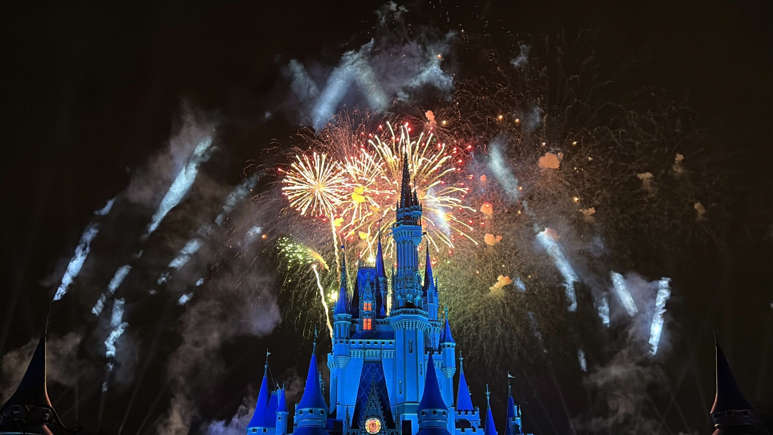 Full Video of 2026 New Year's Eve Fantasy in the Sky Fireworks at Magic ...