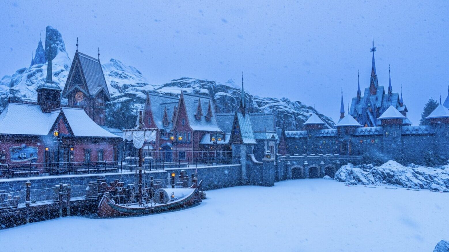 First Snow of the Year Falls on World of Frozen at Disneyland Paris ...