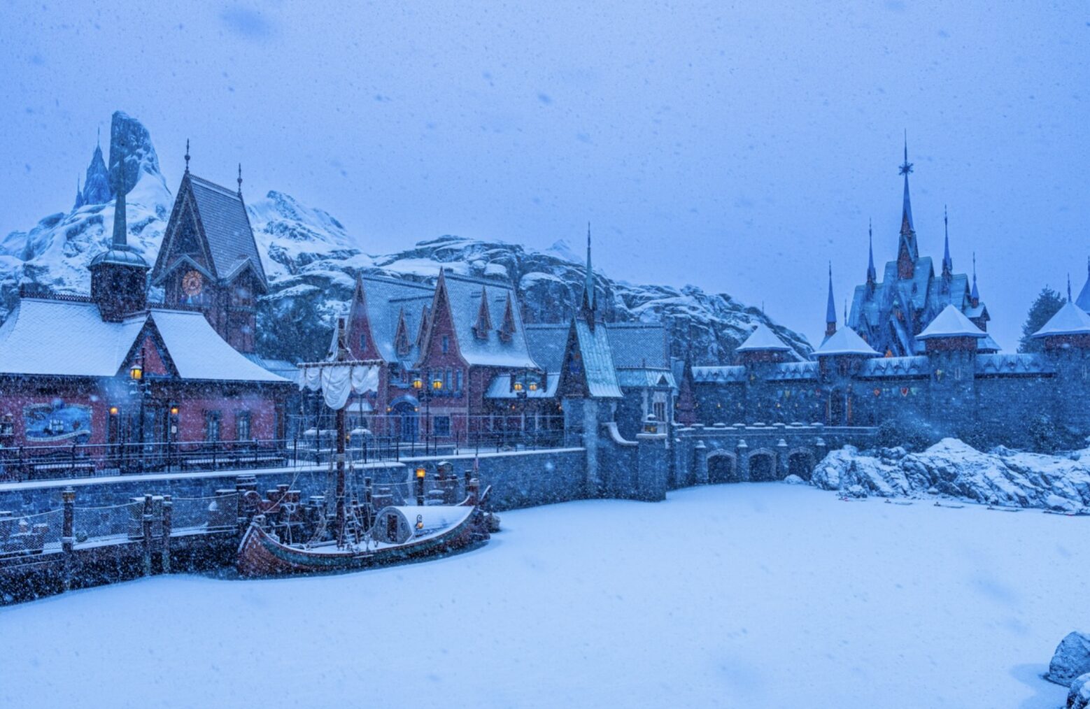 First Snow of the Year Falls on World of Frozen at Disneyland Paris ...